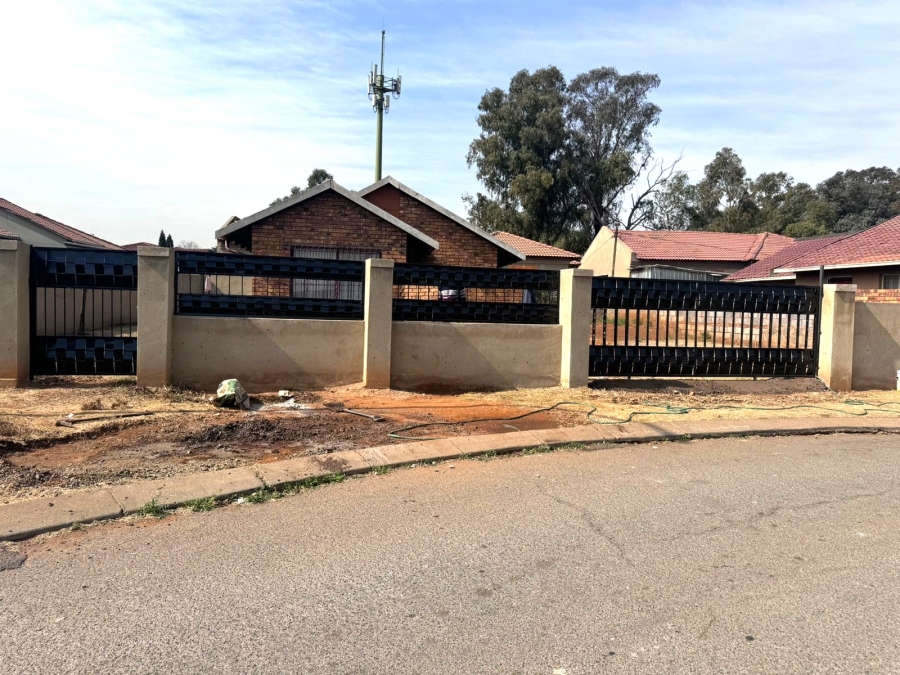 Spruit View Property - Property and Houses for Sale in Spruit View.